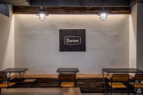 무늬결이 느껴지는 우드 마감재 46평 카페 인테리어 대구 수성구 대흥동