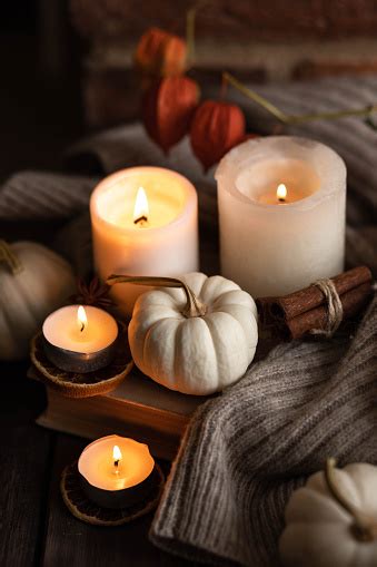 향기로운 양초 마른 감귤류 계피 아니스가있는 가을 가정 구성 회색 가을 아침의 아로마 테라피 아늑함과 휴식의 분위기 나무 배경 클로즈업 0명에 대한 스톡 사진 및 기타