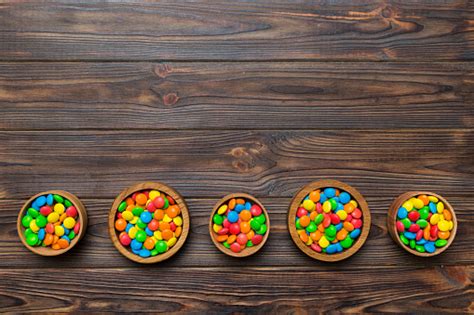 그릇과 항아리에 다른 색깔의 둥근 사탕 복사 공간이있는 다양한 과자 및 사탕의 평면도 개성 개념에 대한 스톡 사진 및 기타