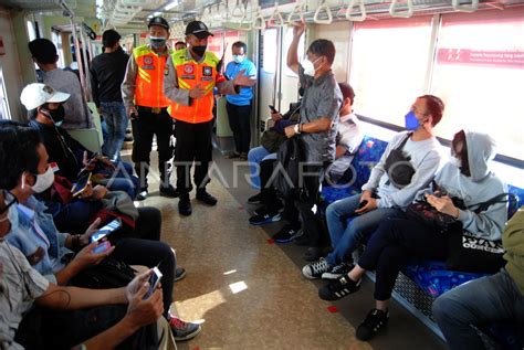Aturan Jaga Jarak Di Krl Commuter Line Antara Foto