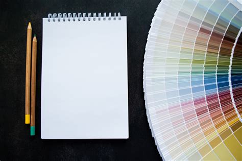 팬 페인트는 인테리어 디자인 페인팅을 샘플링합니다 여러 가지 색상의 자연 색상 검은 배경 복사 공간과 연필을위한 흰색 노트북 0명에 대한 스톡 사진 및 기타 이미지 Istock