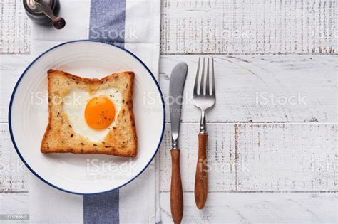 가벼운 흰색 나무 배경에 토스트와 마이크로 그린과 심장 모양의 계란 아침 식사 테이블 상단 발렌타인 데이 아침 식사 맨 위 보기입니다 모의 0명에 대한 스톡 사진 및 기타