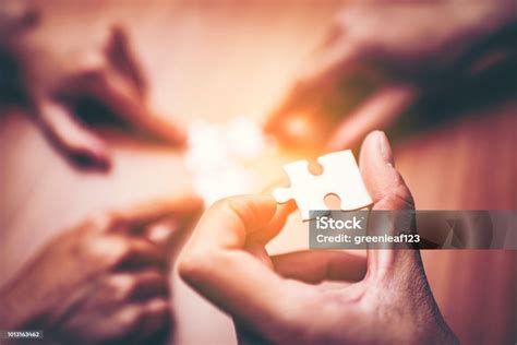 나무 책상에 지 그 소 퍼즐을 해결 하는 기업인 손의 높은 각도 보기 퍼즐에 대한 스톡 사진 및 기타 이미지 퍼즐 각도 개념 Istock