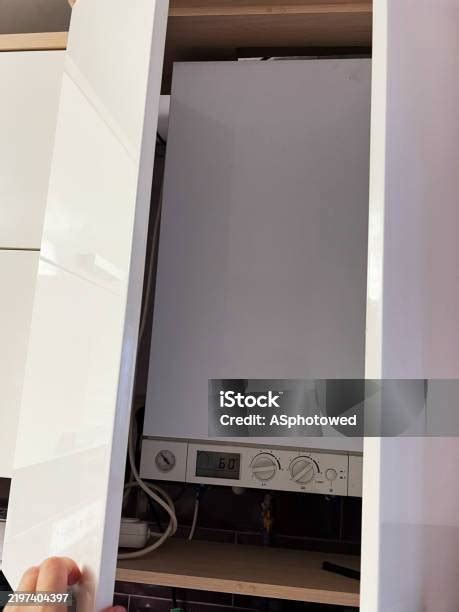 가정 부엌 환경에서 흰색 캐비닛 내부의 현대 가스 보일러 0명에 대한 스톡 사진 및 기타 이미지 0명 가스 보일러 가전제품 Istock