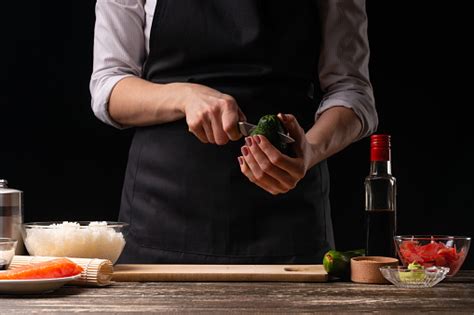 주방장 일본 초밥 가로 사진 준비합니다 레스토랑 조리법 메뉴 맛 있는 음식도 서의 개념 고급 요리에 대한 스톡 사진 및 기타 이미지 Istock