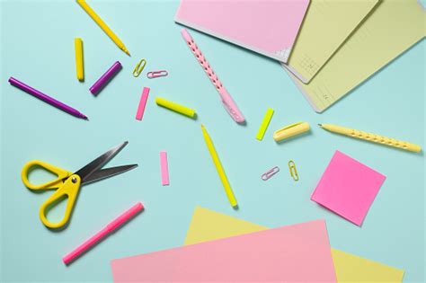 파란색 배경에 학교 준비를 위한 다양한 문구류 위에서 본 것 0명에 대한 스톡 사진 및 기타 이미지 0명 가위 개념 Istock