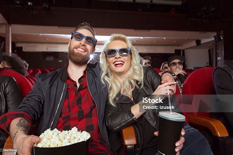 수염이 있는 남자와 금발의 여자 에 이 3d 영화관 3d 안경에 대한 스톡 사진 및 기타 이미지 3d 안경 3차원 형태