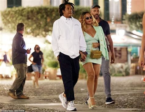 Beyonce dons green mini and holds hands with husband Jay-Z in Italy | Jay z, Beyonce, Beyonce ...