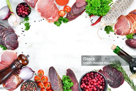 훈제 및 말린 고기 햄 육 포 소금에 절인 통 고기 향신료와 허브의 집합입니다 평면도 텍스트를 위한 여유 공간 0명에 대한 스톡