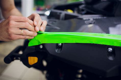 자동차 차량 포장 전문가 차량 녹색 비닐 필름 또는 포 일 포장 4륜 오토바이에 대한 스톡 사진 및 기타 이미지 4륜 오토바이 공예 교통수단 Istock