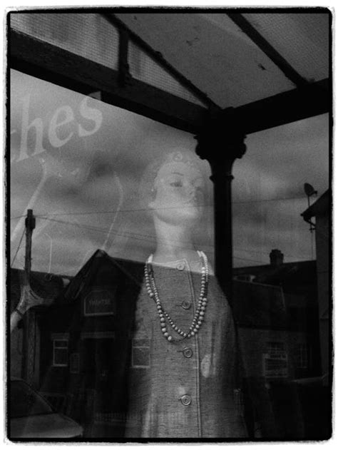 가게 앞 거리 건축 그레이 스케일 사진 그레이스케일 도시 경관 도시 전경 도시의 디스플레이 레트로 마네킹 목걸이 반사 반사된 보석 부티크 분위기