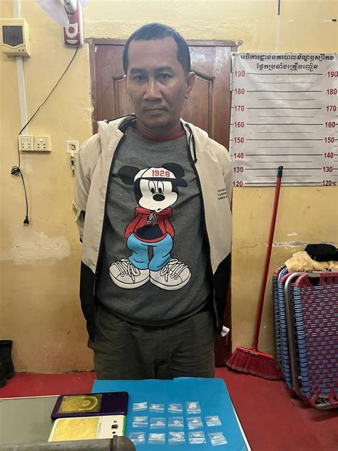 នគរបាលខណ្ឌប្ញស្សីកែវ ឃាត់ខ្លួនជនសង្ស័យម្នាក់ជាមួយថ្នាំញៀន១៤កញ្ចប់ សារព័ត៌មាន នគរវត្ត