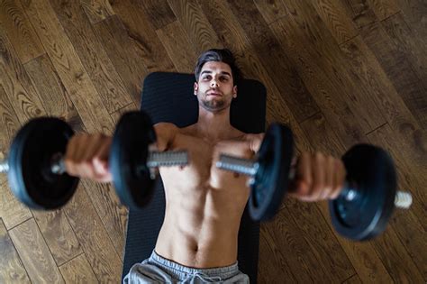 바닥에 무게와 힘을 운동 하는 근육 빌드 남자의 위의 보기 덤벨에 대한 스톡 사진 및 기타 이미지 덤벨 집 내부 교차 훈련법 Istock