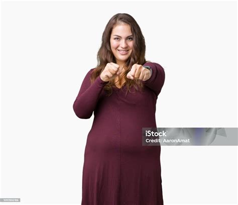 아름 답 고 매력적인 크기 젊은 여자 싸움 공격적이 고 화가 공격 위협 및 폭력에 고립 된 배경 펀치 주먹 이상의 드레스를 입고