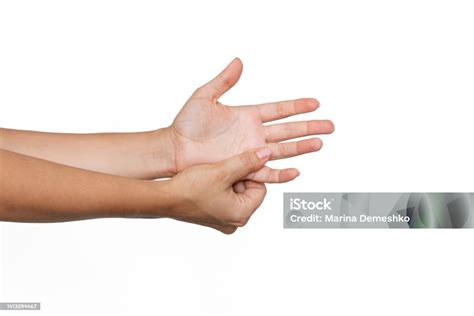 손바닥의 손가락을 손에 쥐고 있는 한 젊은 여성의 잘린 샷 팔다리의 마비 부상에 대한 스톡 사진 및 기타 이미지 부상 손가락 스포츠 Istock