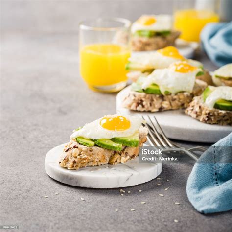 신선한 아보카도와 튀긴된 메 추 라 기 계란 건강 한 샌드위치 0명에 대한 스톡 사진 및 기타 이미지 0명 개념 건강한 생활방식 Istock