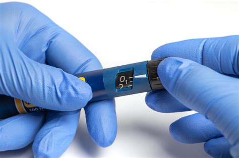 의사의 손에 인슐린 펜의 바닥에 스케일 당뇨병 환자를위한 자기 주입 의료 장비 건강 진단에 대한 스톡 사진 및 기타 이미지 건강 진단 건강관리와 의술 규모 Istock