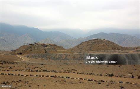 카랄의 고대 도시 또한 카랄 추파치가로로 알려진 페루 의 수도 리마 에서 북쪽으로 약 200 킬로미터 수페 바란카 지방 근처 수페 계곡에 있는 큰 정착지의 폐허입니다 0명에