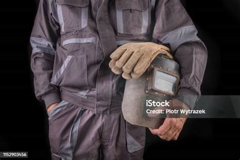 손에 용접 마스크가 있는 작업복의 생산 노동자 직원을 위한 특별 한 작업복 어두운 배경입니다 강철에 대한 스톡 사진 및 기타 이미지 Istock