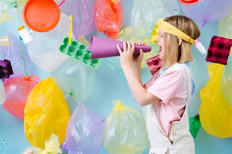 종이 확성기를 들고 있는 어린 소녀 폐기물 위기에 항의 하 여 외치는 소리 개념에 대한 스톡 사진 및 기타 이미지 개념 금발 머리 낮 Istock