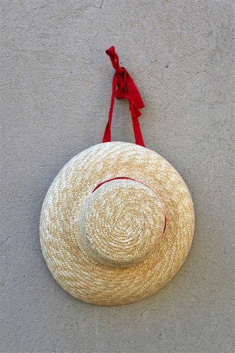 Sombrero De Paja Foto De Archivo Imagen De Armario 197515314