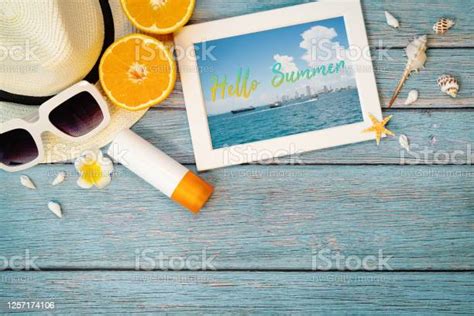 아름다운 여름 휴가 비치 액세서리 오니지 선글라스 모자 및 나무 배경에 자외선 차단제 개념에 대한 스톡 사진 및 기타 이미지 Istock