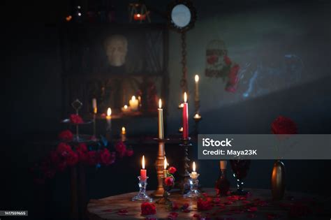 어두운 방에서 빨간 장미와 불타는 양초가있는 마법의 묘약 검은색에 대한 스톡 사진 및 기타 이미지 검은색 고딕 양식 고풍스런 Istock