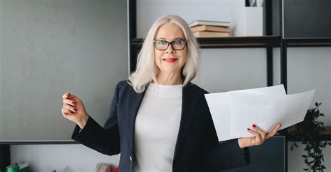 간부 경력 계획하는 고령자 관리자 기업 기업가 돋보기 안경 리더십 문서 미소 짓는 백지 블랙 블레이저