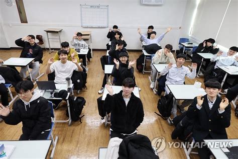 마스크 벗고 일상으로 연합뉴스