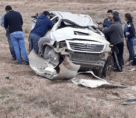 Dos Personas Atrapadas En Despiste Y Vuelco