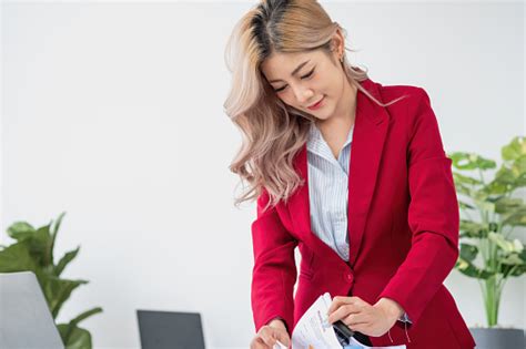 계획 감사 사업 계획 금융 젊은 아시아 사업가 컴퓨터 작업 투자 문서 확인 및 수익 증대를 위한 마케팅 계획 비즈니스 개념