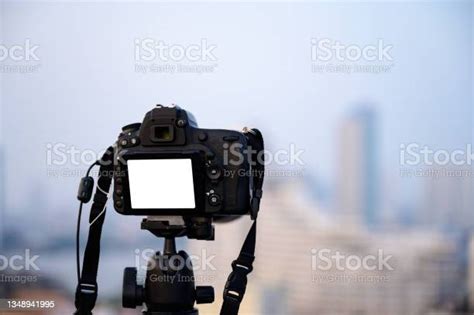 디스플레이 또는 라이브 뷰에서 흰색 배경이있는 무언가를 촬영하기 위해 삼각대에 놓인 디지털 카메라 0명에 대한 스톡 사진 및 기타 이미지 Istock