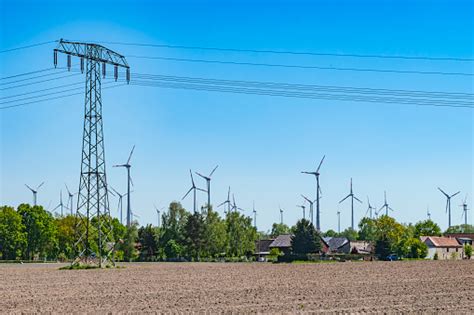 환경 친화적인 에너지 생성을 위해 많은 바람 터빈 독일에서 마을 근처 0명에 대한 스톡 사진 및 기타 이미지 0명 기계류 나무 Istock
