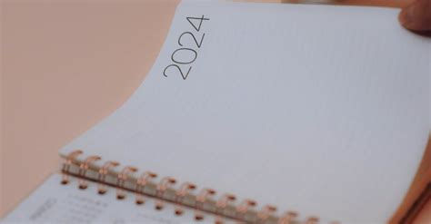 Безкоштовне стокове відео 2024 Pantone блокнот вертикального відео відкритих блокнотів