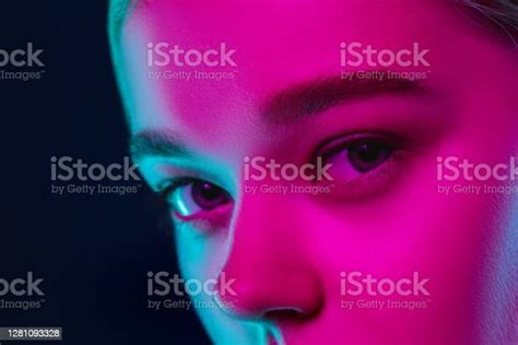 어두운 스튜디오 배경에 네온 빛에 여성 패션 모델의 초상화를 닫습니다 네온에 대한 스톡 사진 및 기타 이미지 네온 여자 한 명의 여자만 Istock