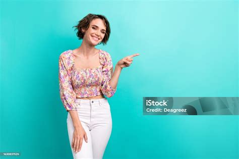 짧은 헤어 스타일을 가진 이빨 빛나는 여자의 사진은 청록색 배경에 격리 된 빈 공간 판매를 나타내는 화려한 탑을 입는다 갈색 머리에 대한 스톡 사진 및 기타 이미지 Istock