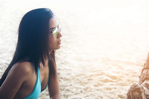 Premium Photo Sexy Asia Girl In Blue Swimsuit With Sunglass Posing On