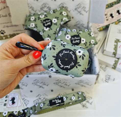 Green Meadow Daisy Poo Bag Holder