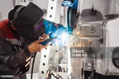 이산화탄소 용접으로 자동차 본체를 수리하는 작업자 자동 용접 건설 기계류에 대한 스톡 사진 및 기타 이미지 건설 기계류 건설 산업 금속 산업 Istock