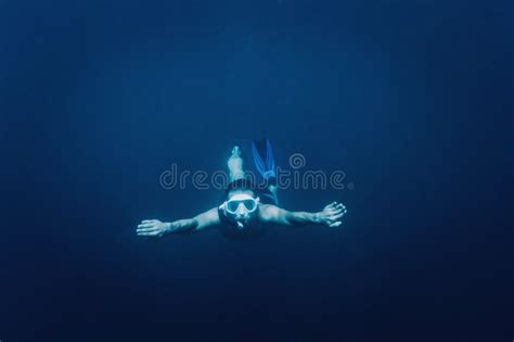 Freier Taucher Der Unter Wasser Schwimmt Stockbild Bild Von Mann