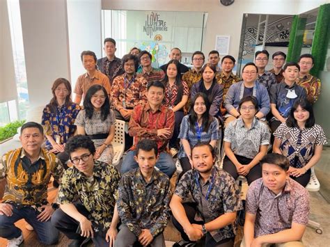 PT DEWAWEB on LinkedIn: “Batik adalah bukti sinergi keragaman budaya Indonesia yang tercetak dalam…