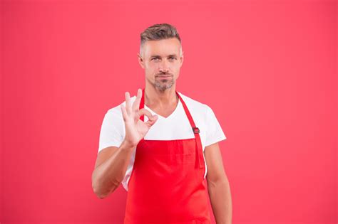 카페 바 바리스타 직업 위치 성숙한 바리스타 레스토랑 직원 힙스터 프로 앞치마 유니폼 웨이터 또는 바텐더 집에서 좋은 음식을 요리 카페 직원 바리스타 노동자 남자 요리사