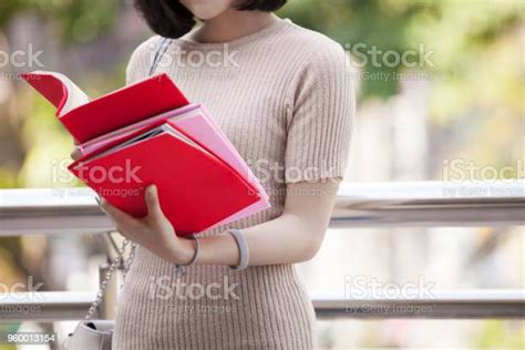 아름 다운 아시아 여성 대학생 야외 서 행복 하 게 웃는 그녀의 책을 들고 고등학교 프로그램 스마트 십 대 개념을 학습 하는 사람들이 교육 개념에 대한 스톡 사진 및 기타