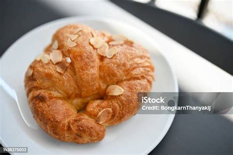 상위 뷰 이미지 흰색 접시에 신선한 프랑스 아몬드 크로와상 달콤한 롤빵에 대한 스톡 사진 및 기타 이미지 달콤한 롤빵 달콤한 음식 레스토랑 Istock