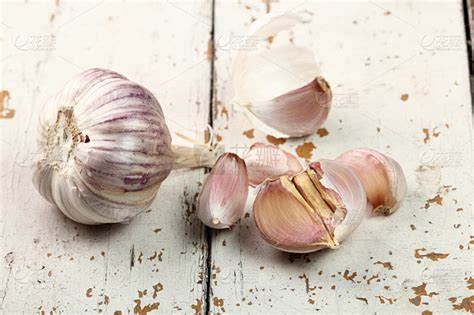 蒜头和蒜瓣放在剥落的油漆木板上