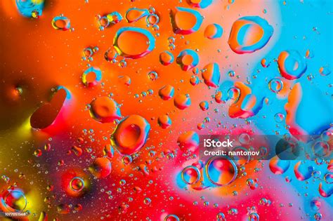 다채로운 추상적인 배경입니다 물 유리에 색상을 삭제합니다 추상 물 놀라운 유리 질감 또는 배경에서 삭제 합니다 파란색 빨간색 주황색 추상적인 배경 0명에 대한 스톡 사진 및