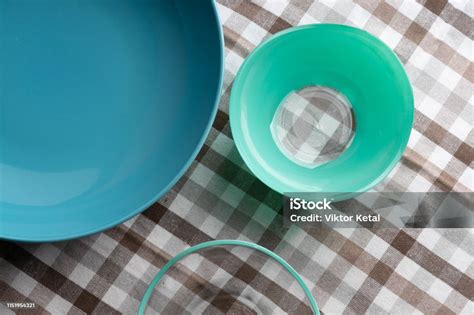 흰색의 빈 찻잔 파란 접시 두 개의 아이스크림 그릇이 테이블 위에 갈색의 Klechaty 식탁보가 있습니다 Dashi Float에 대한 스톡 사진 및 기타 이미지 Istock