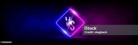 안개 배경의 네온 마름모 프레임의 Vs 기호대 부드러운 빛 효과레이저 빛나는 핑크와 블루 라인 사실적인 모형의 벡터 일러스트레이션 게임 디자인 템플릿 레트로웨이브 스타일