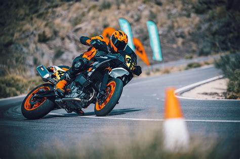 Confronto Tra Moto Ktm 890 Smt 2023 Vs Honda Crf1100l Africa Twin
