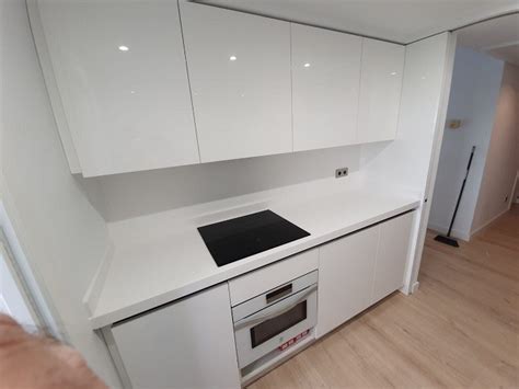 Cocina Lacada En Blanco Brillo Y Encimera De Corian Blanco